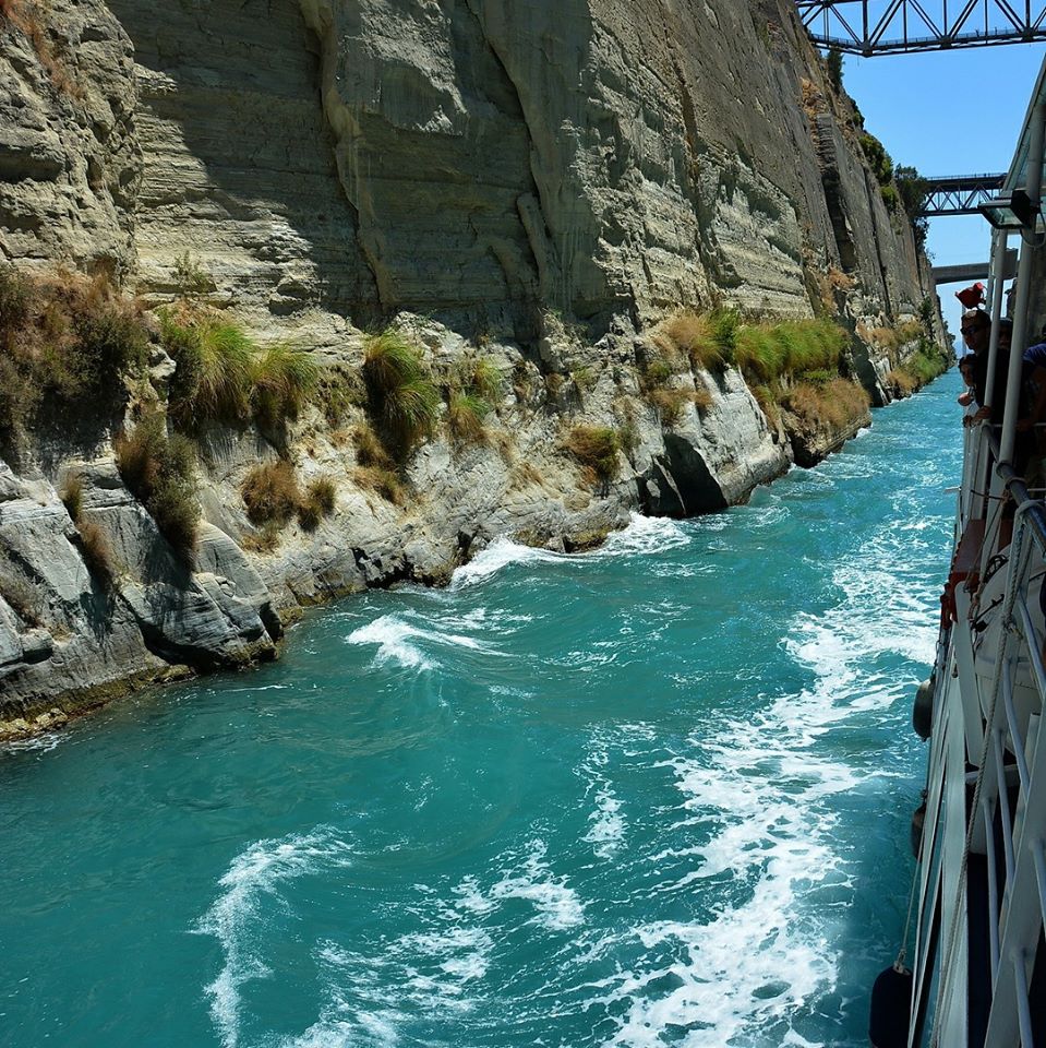 Navegar el maravilloso Canal de Corinto